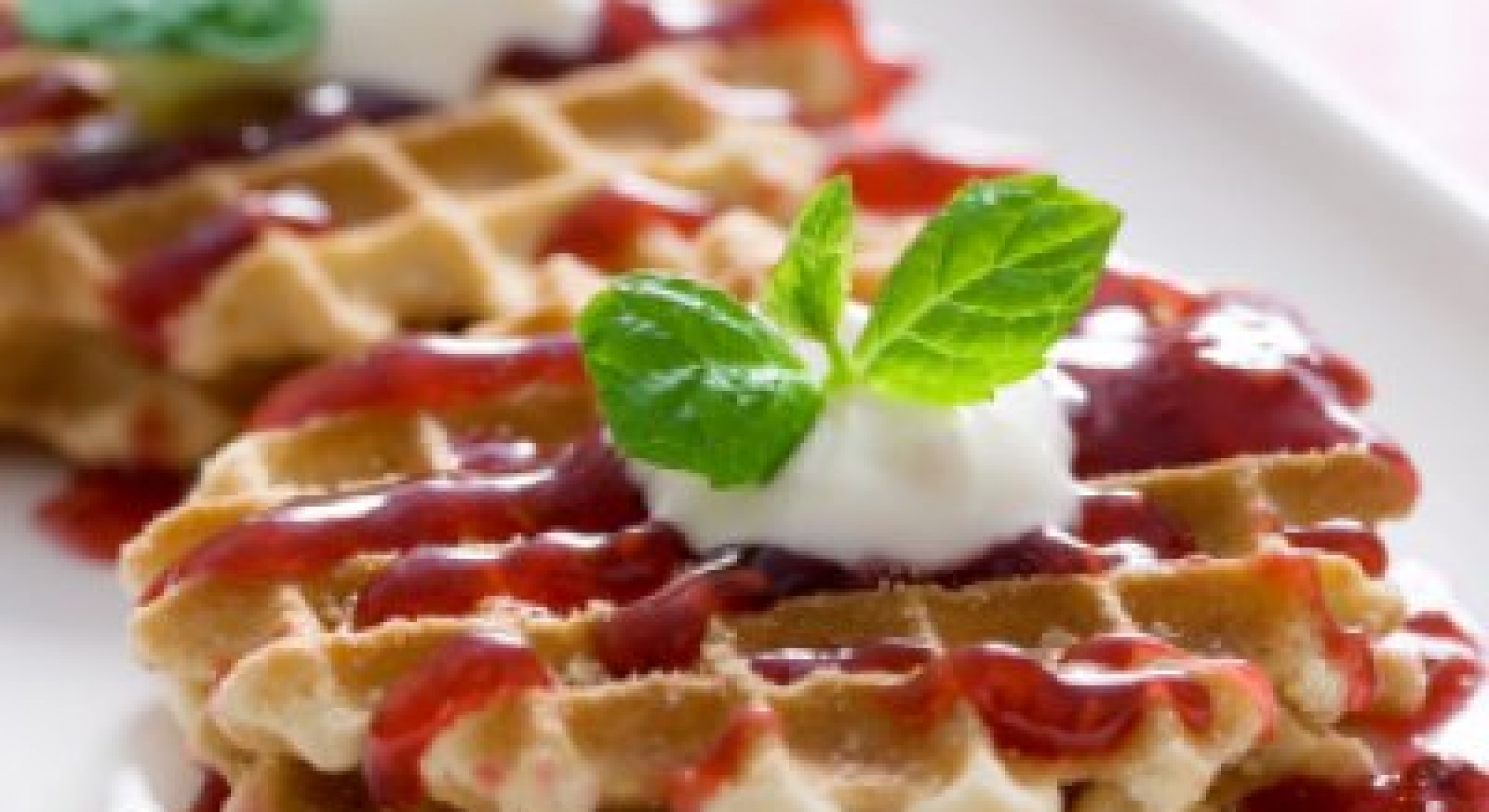 Waffles con salsa de frutillas | Bacigalupo